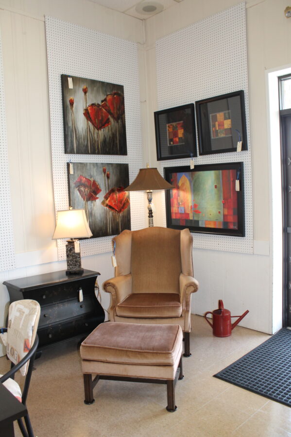 Find high quality, gently used furniture and home decor